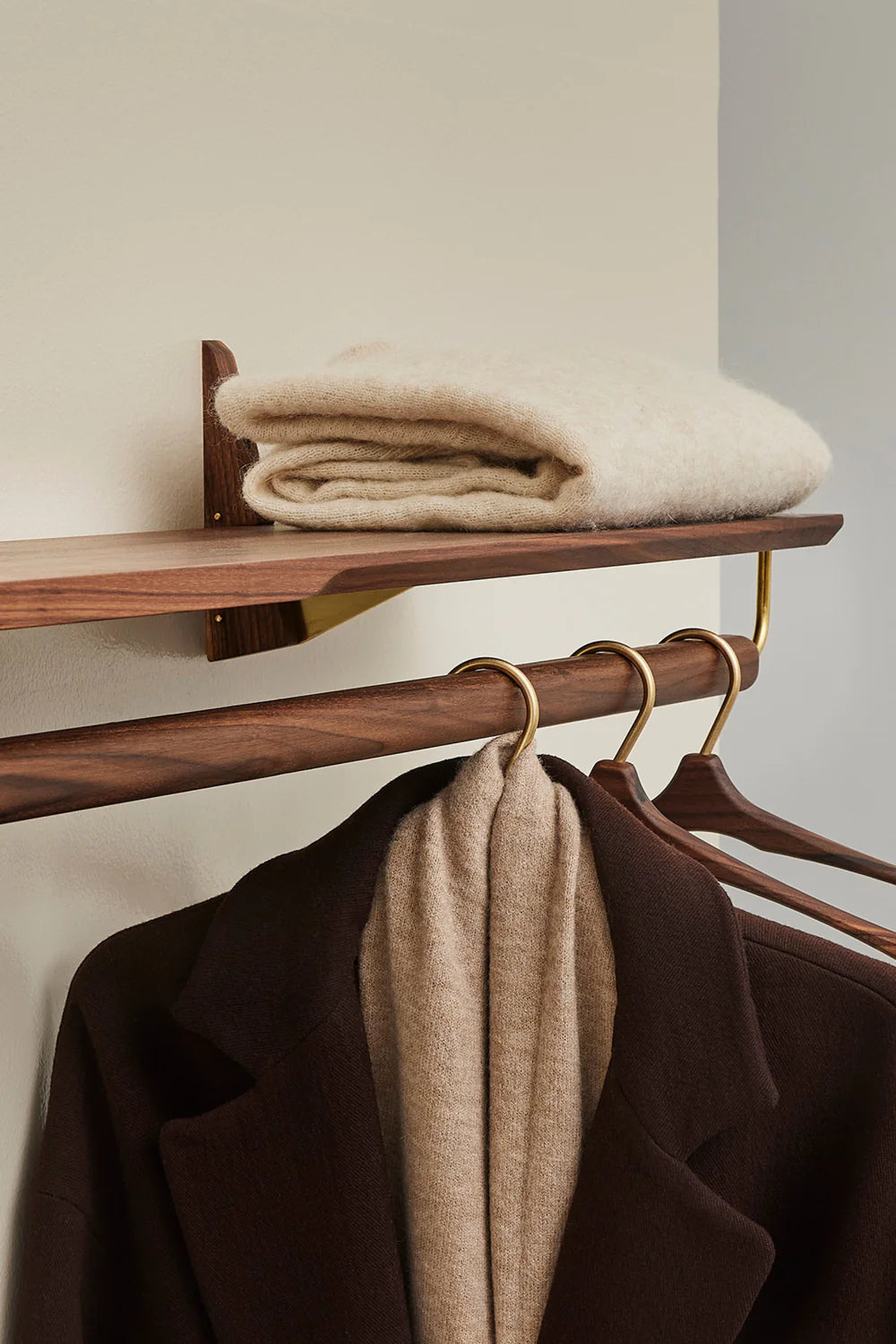 Hylde med bøjlestang i træ: Stilfuld og praktisk opbevaring